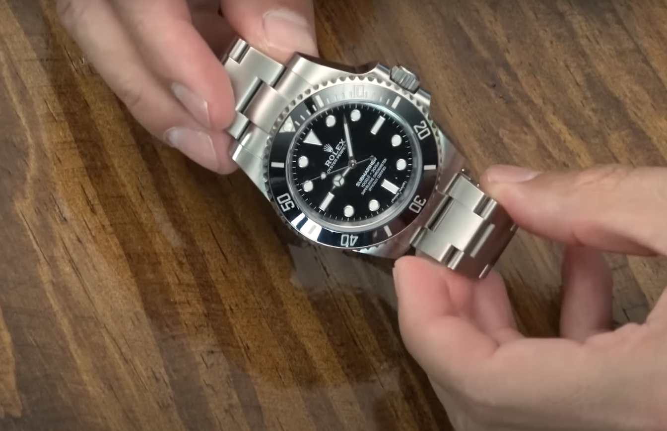 Metal vs. Leather Watch Band: Which is Better? - LeatherProfy