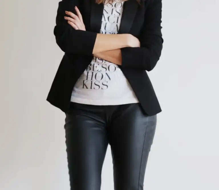 What to Wear With Leather Leggings? - LeatherProfy