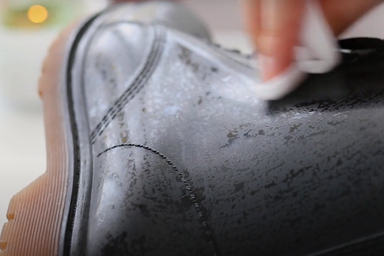 Why Does Leather Feel Sticky? - LeatherProfy