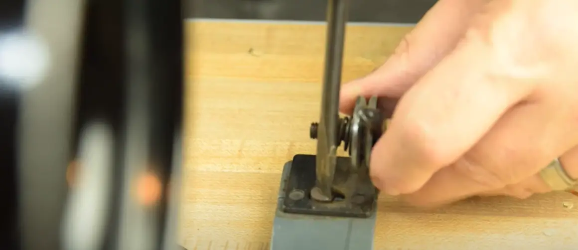 Consew 220 Leather Sewing Machine Review - LeatherProfy